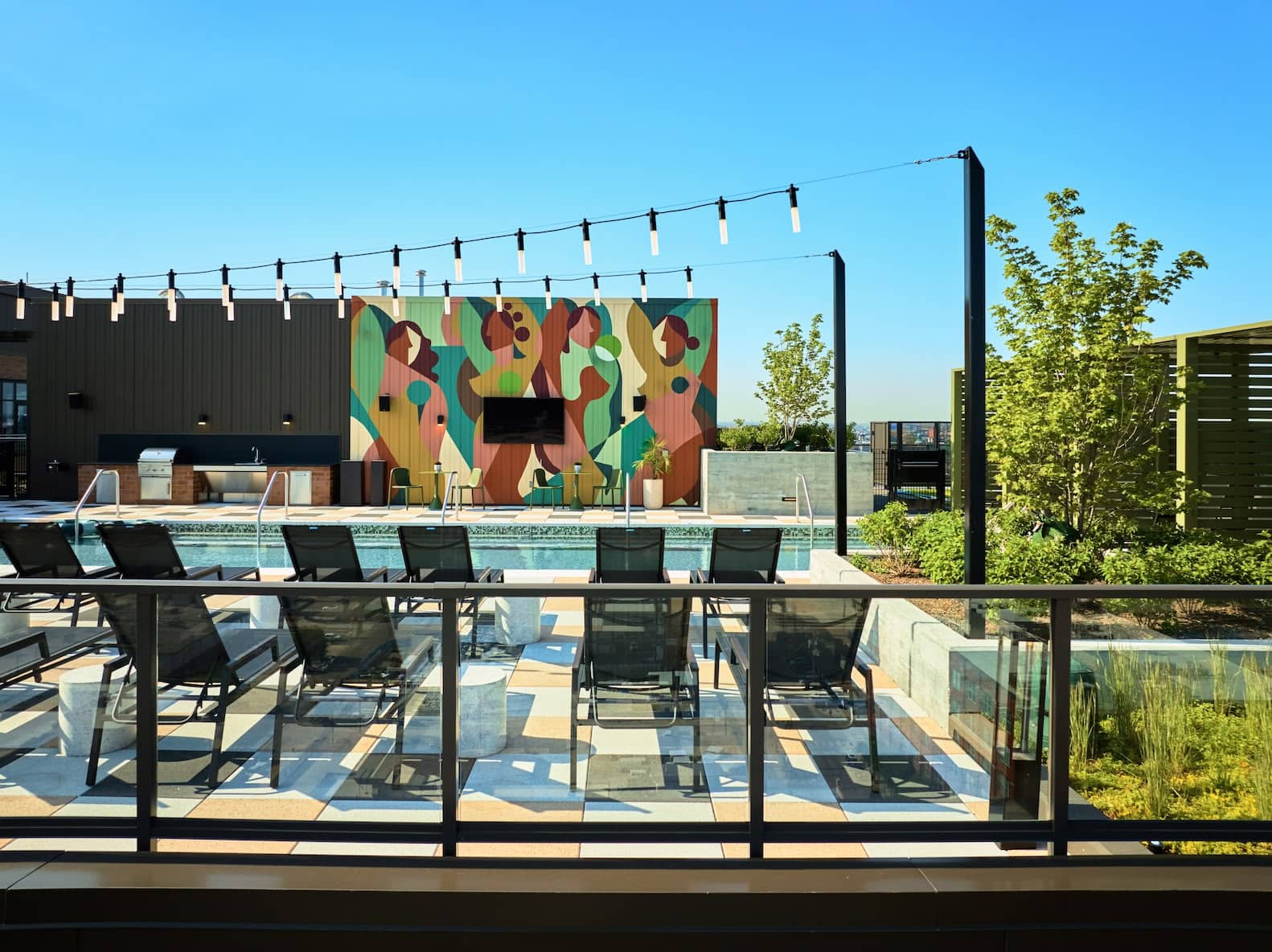 Partner Spotlight: Chicago Painter & Muralist Liz Flores - LG Group